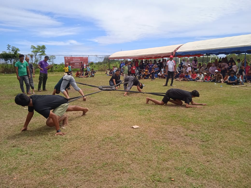 Keseruan Lomba Estafet Air di Gampong Meunasah Papeun