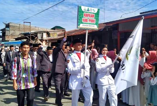 Kafilah Pidie Ikut Pawai Ta'aruf MTQ Aceh ke-36 di Simeulue